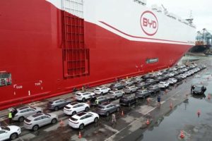 Navio da BYD chega ao porto de Itajaí com mais 7,2 mil veículos